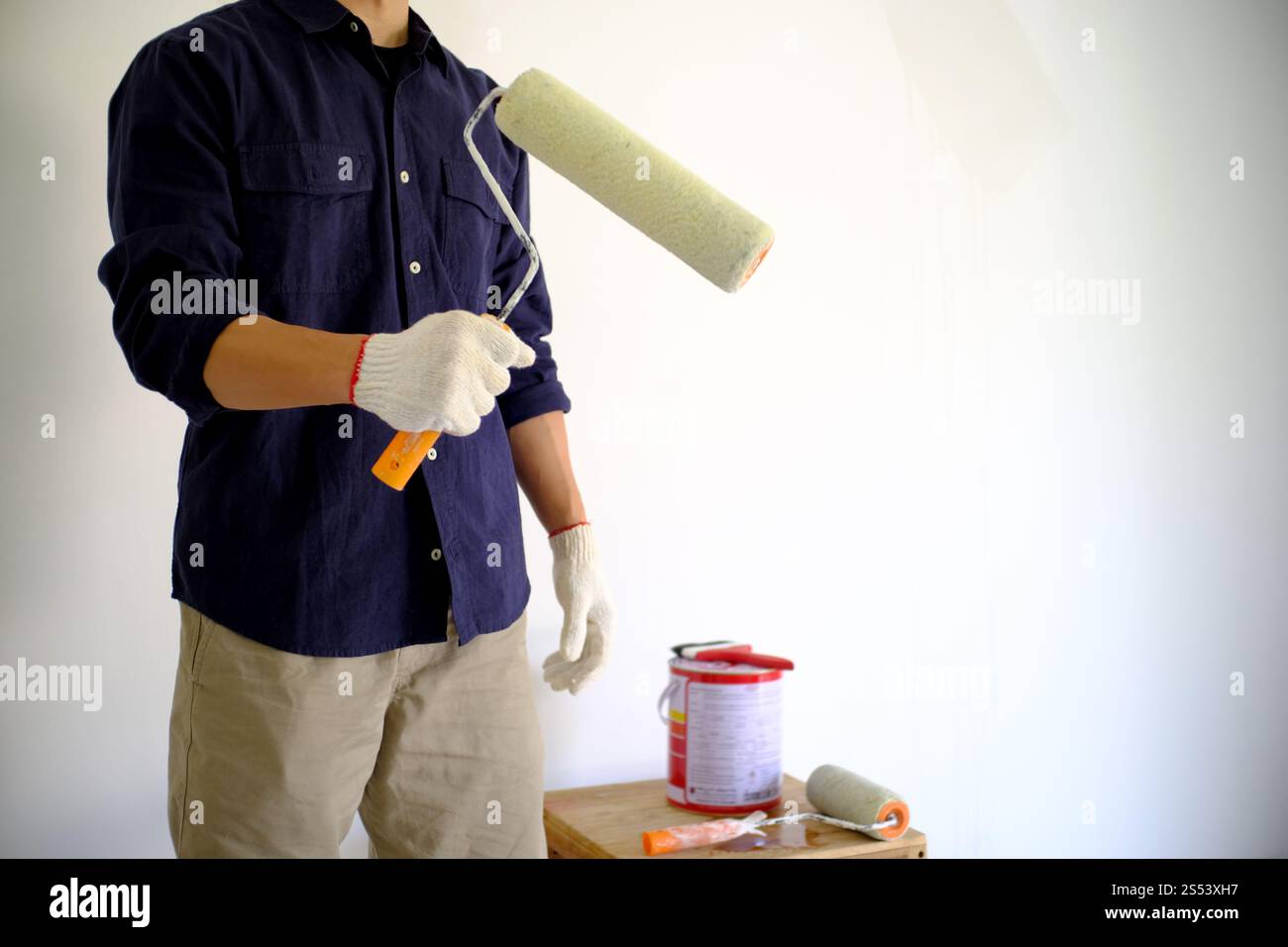 Person painting wall room hi-res stock photography and images - Alamy