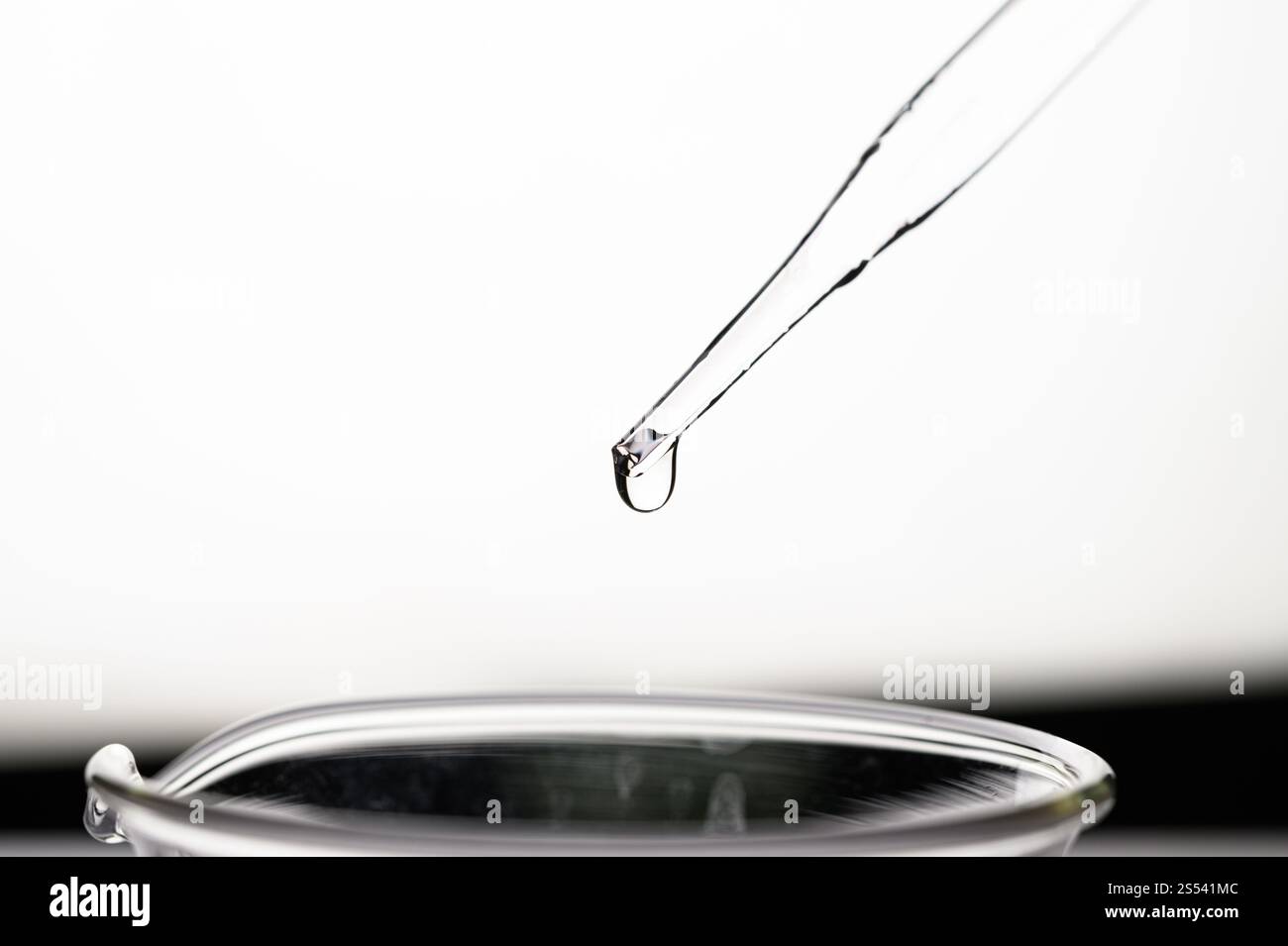 Chemical laboratory equipment drop hi-res stock photography and images ...