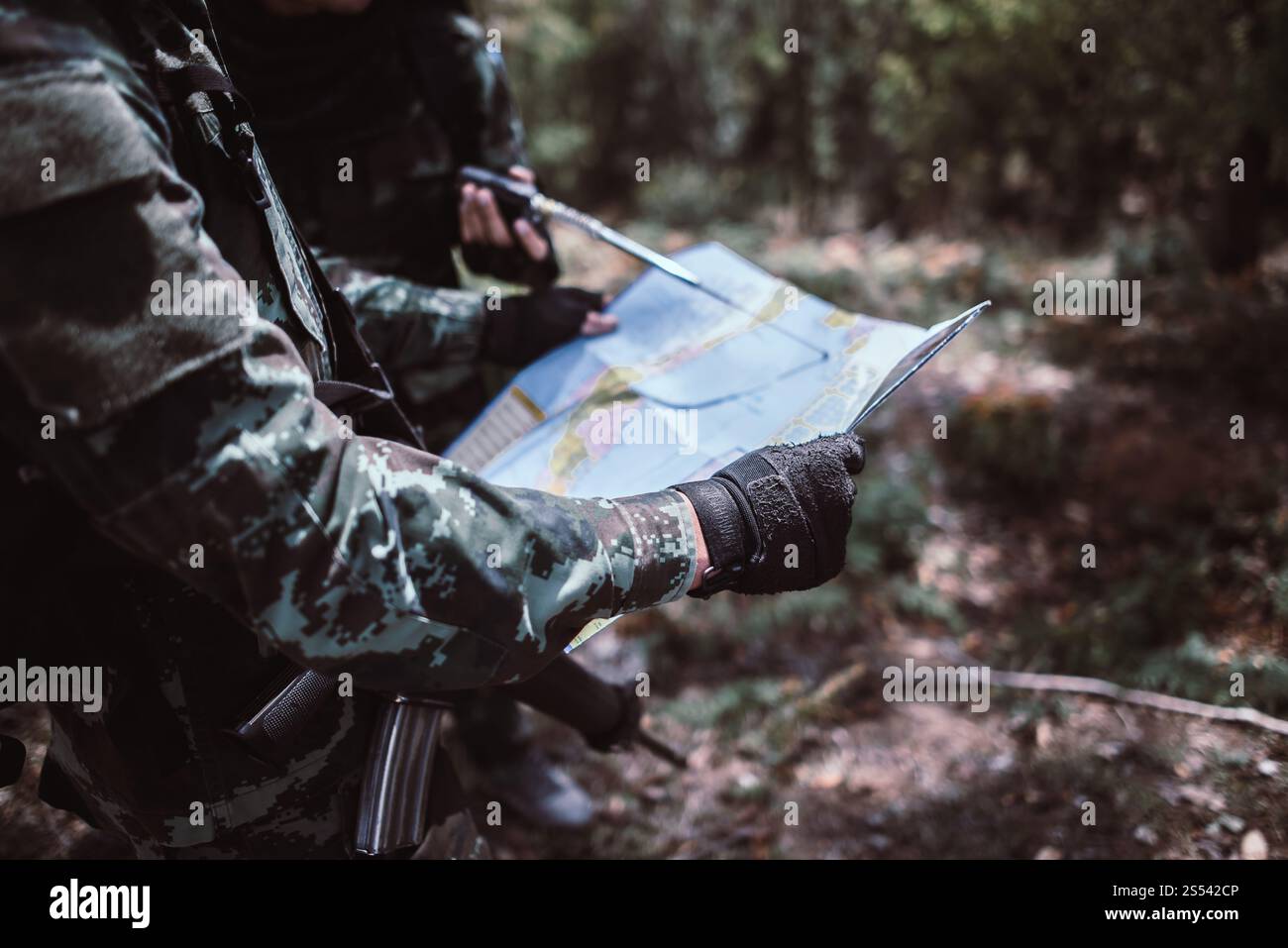 soldiers looking at the map Stock Photo - Alamy