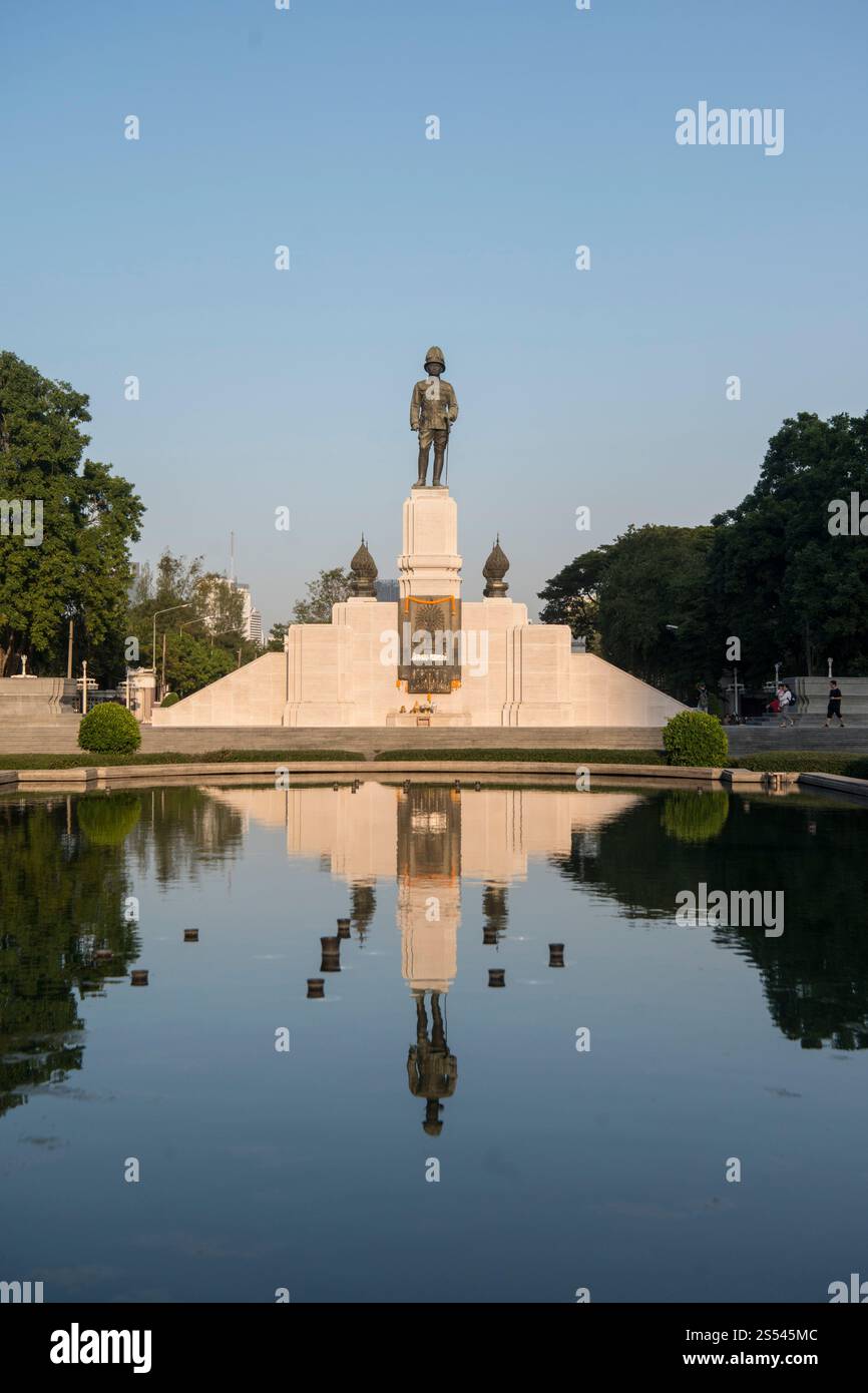 the king rama 6 monument at the Lumphini Park with the Skyline in the ...