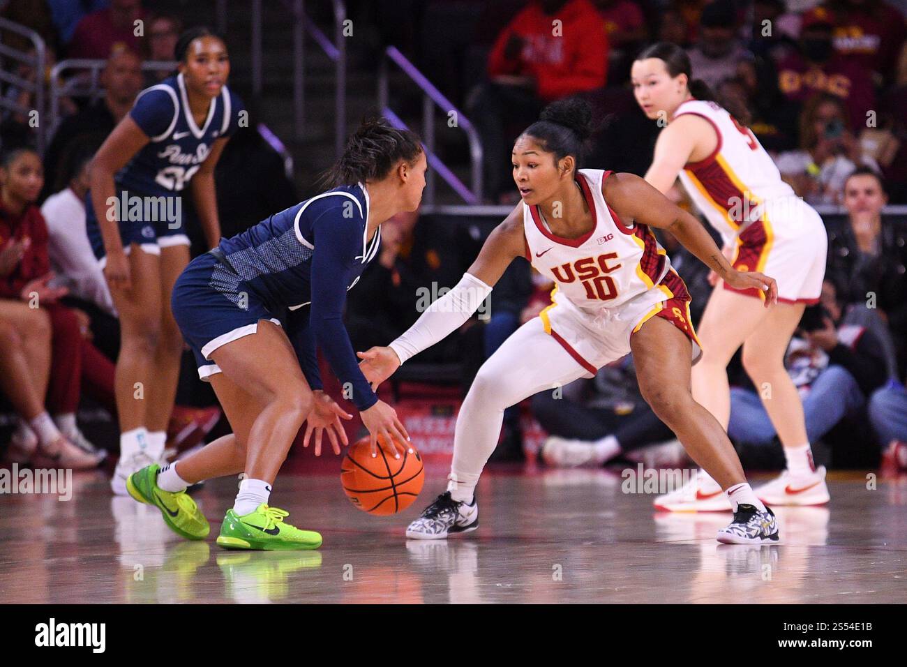 LOS ANGELES, CA - JANUARY 12: USC Trojans guard Malia Samuels (10) on ...