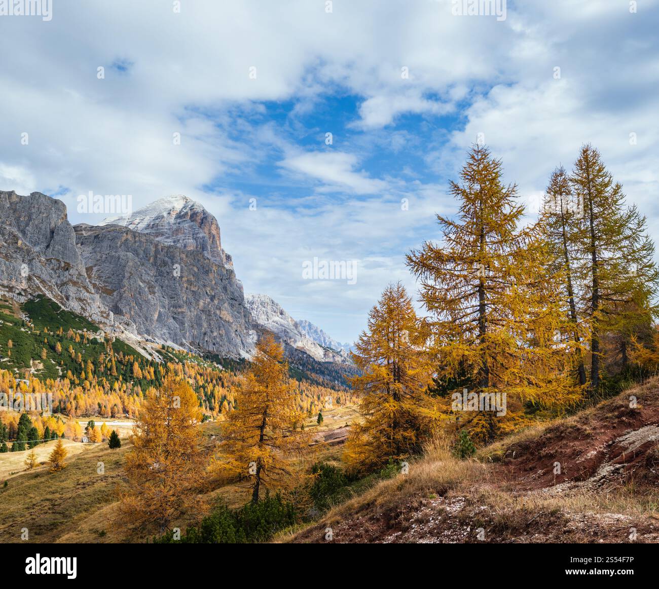 Sunny colorful autumn alpine Dolomites rocky mountain scene, Sudtirol ...