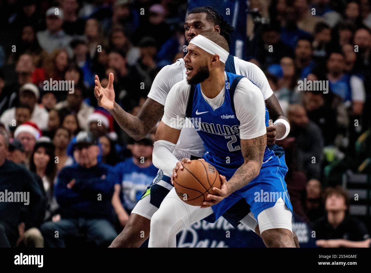 Dallas Mavericks center Daniel Gafford (21) looks to pass the ball as ...