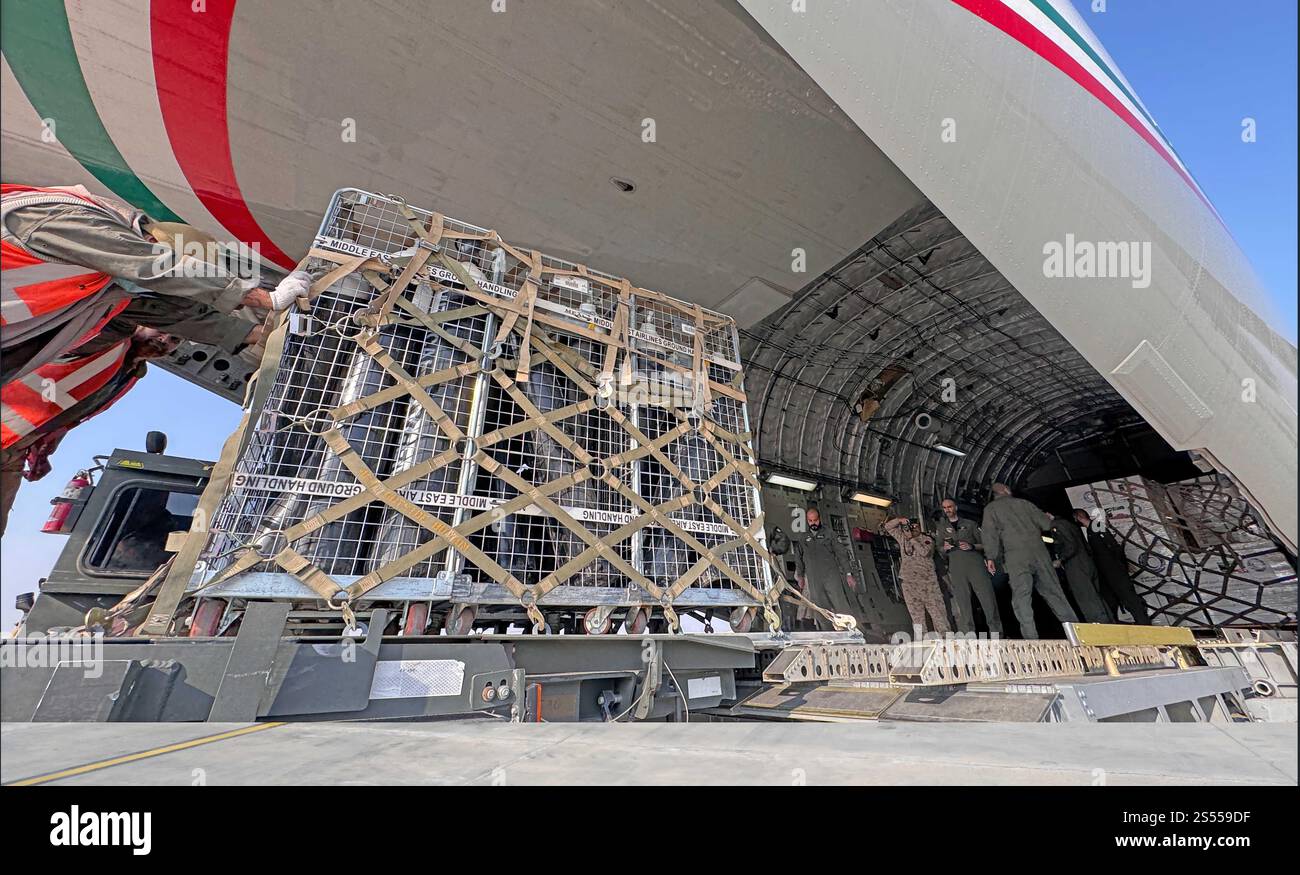 (250114) -- KUWAIT CITY, Jan. 14, 2025 (Xinhua) -- Soldiers load relief ...