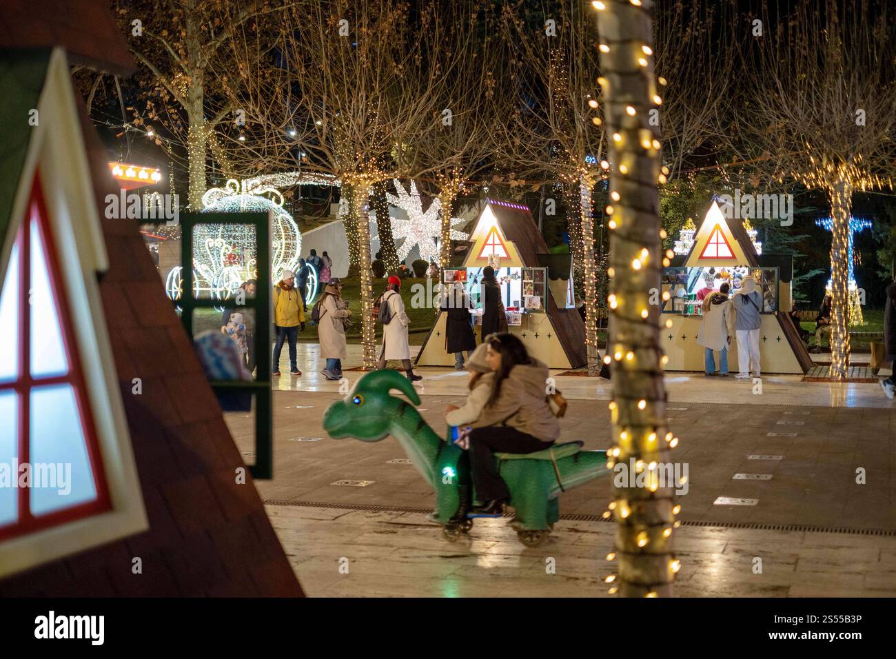 Weihnachtsmarkt im Dedaena Park in Tiflis. / Christmas market in ...