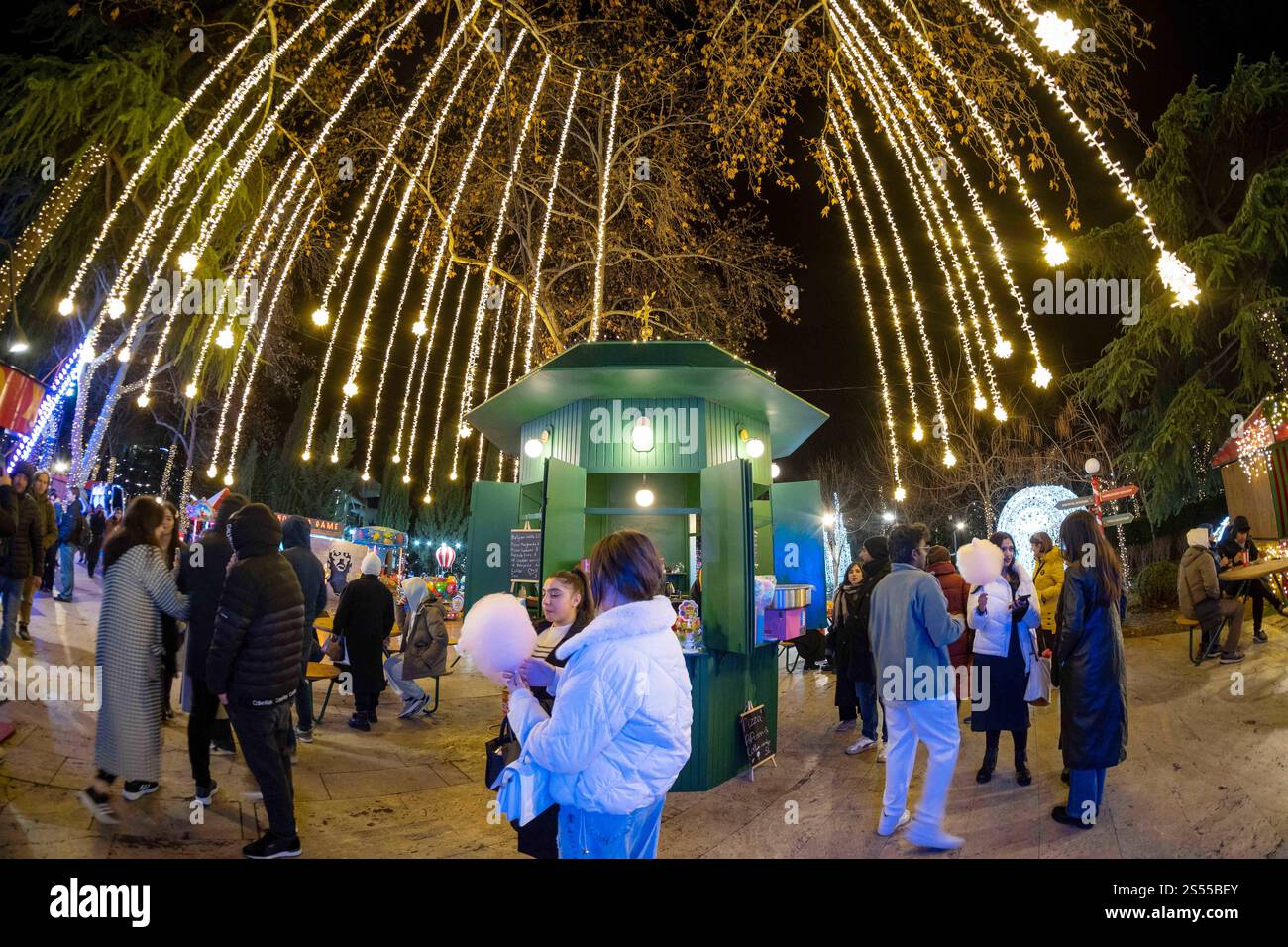 Weihnachtsmarkt im Dedaena Park in Tiflis. / Christmas market in ...