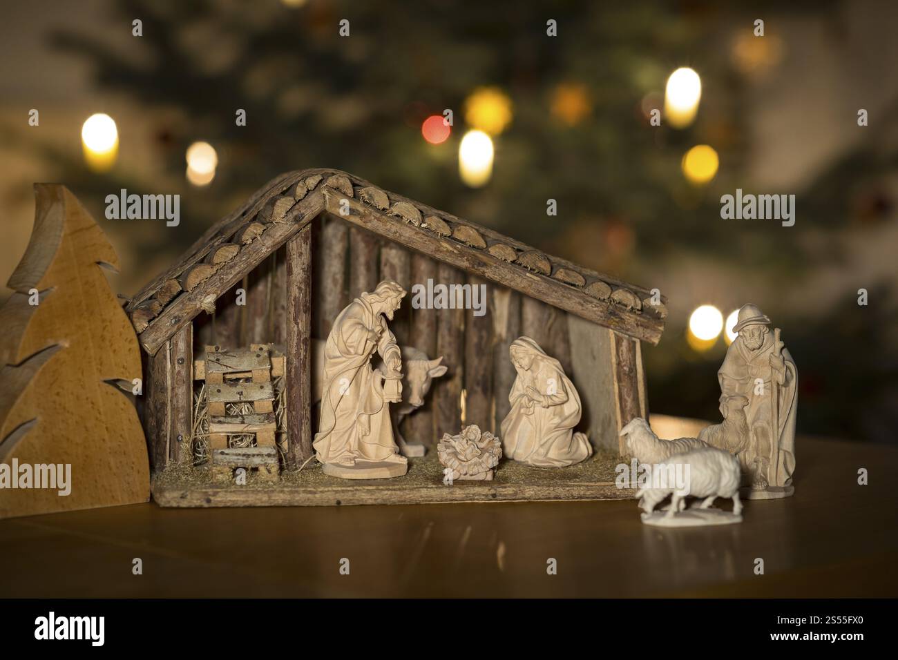 Stable with the Holy Family, shepherd and sheep come to the cot ...