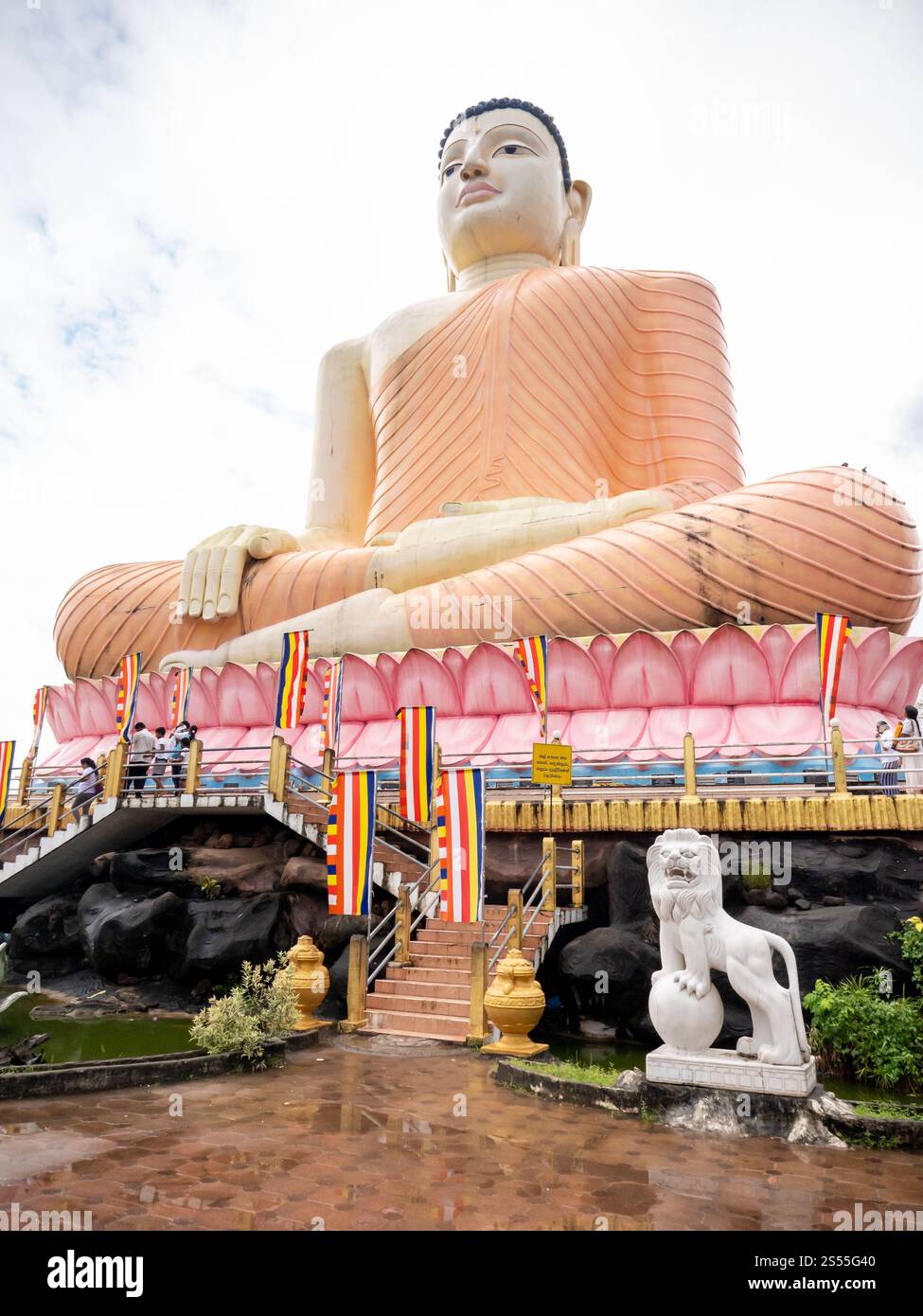 Beautiful statue of sitting Buddha in Sri Lanka. Beautiful big statue ...