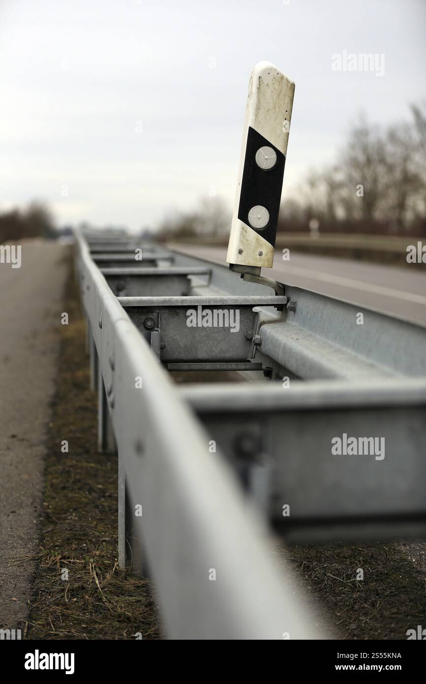 Guardrail and delineator Stock Photo - Alamy