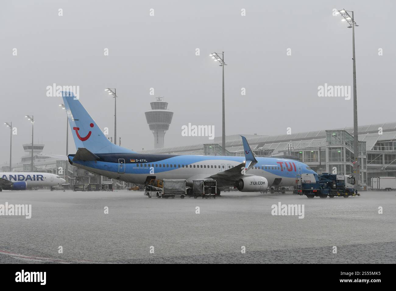 Tui fly Boeing B737-800 on handling position during heavy rain ...