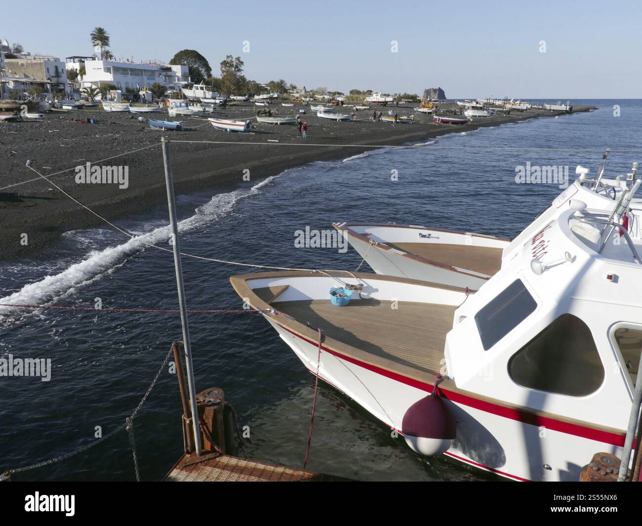 Stromboli harbor hi-res stock photography and images - Alamy