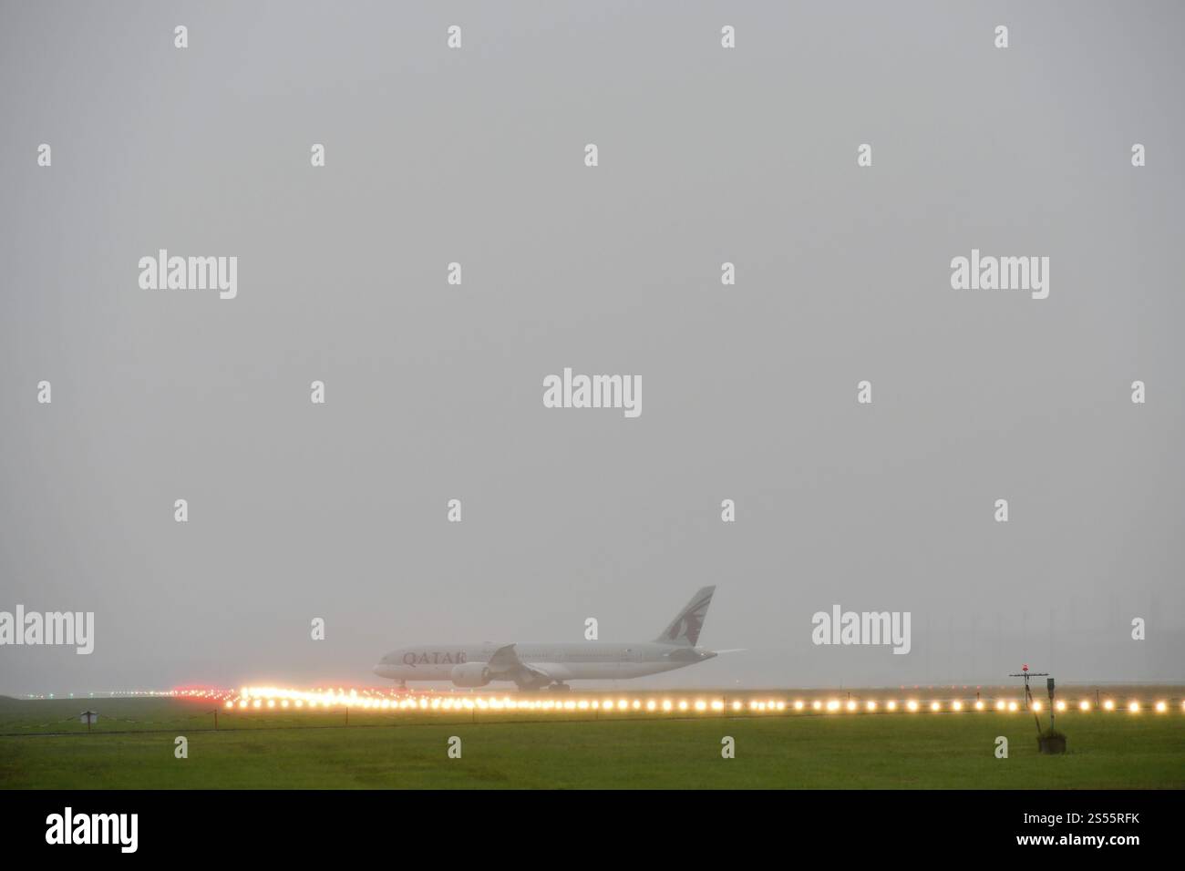 Overview Munich Airport with Qatar Airways, Boeing B787 Dreamliner take ...