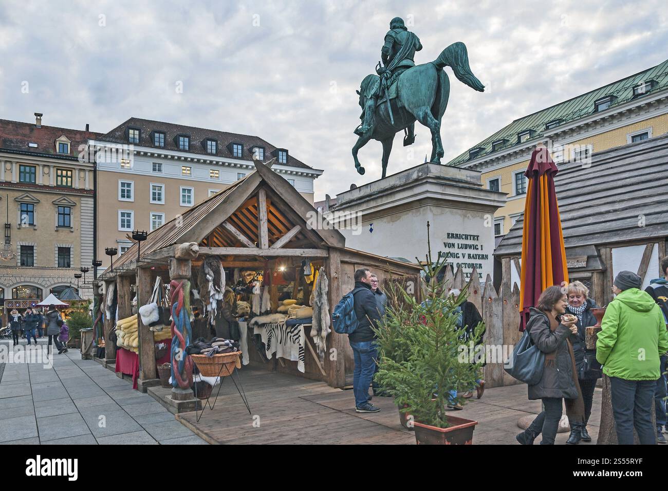 Christmas market on Wittelsbacher Platz with monument to Elector ...