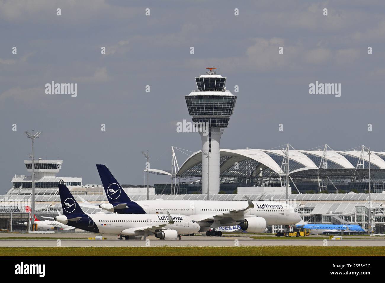 Overview of flight operations at Munich Airport, Lufthansa aircraft ...