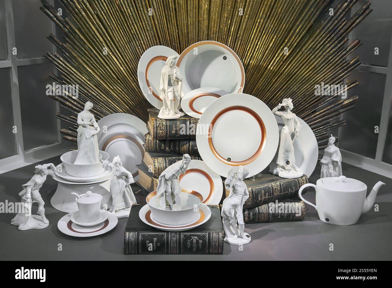 Shop window with porcelain figurines and crockery, Kunstring-Meissen ...