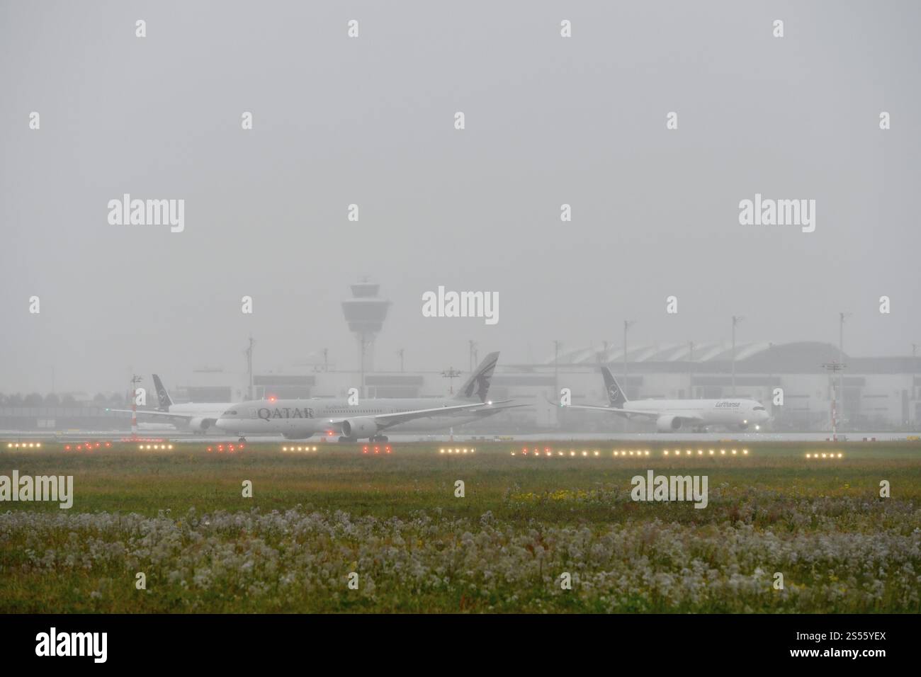 Overview Munich Airport with Qatar Airways, Boeing B787 Dreamliner ...