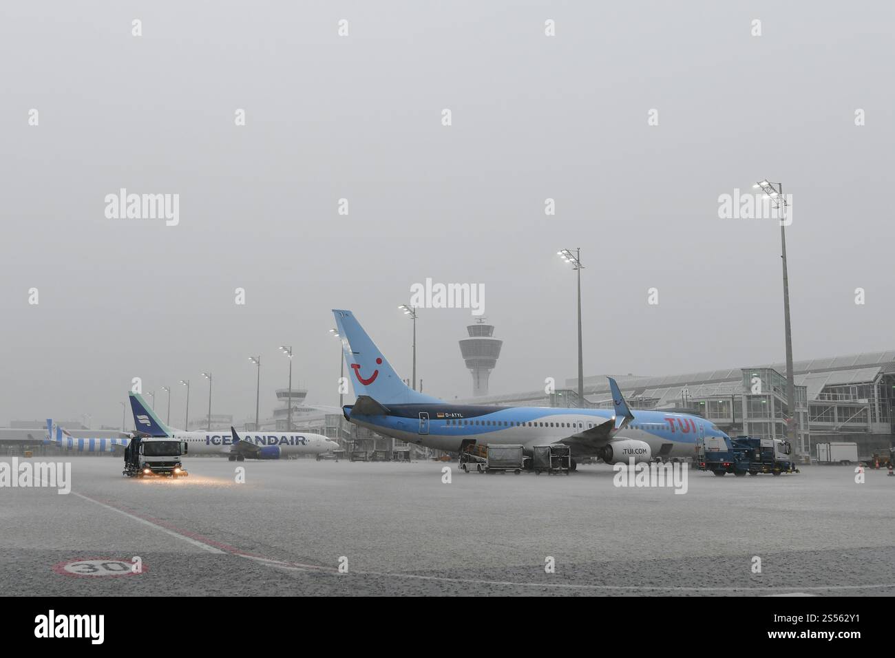 Tui fly Boeing B737-800 on handling position during heavy rain ...
