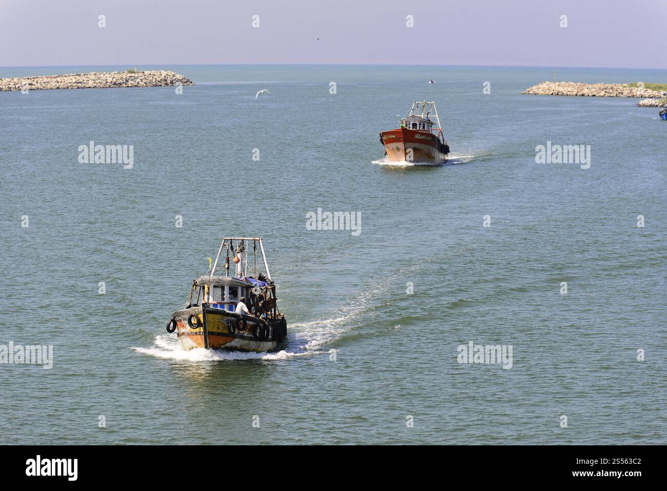 Fort Cochin, Cochin, Kerala, South India, India, Asia, Two fishing ...