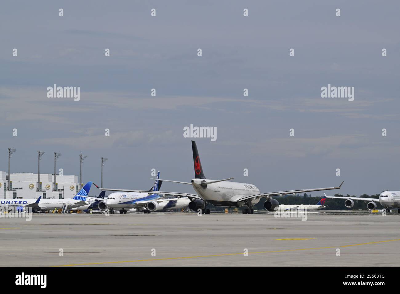 Overview of flight operations on the apron in front of Terminal 2 ...
