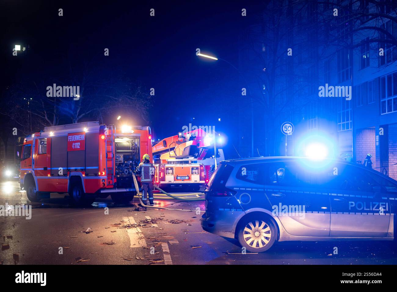 Berliner Feuerwehr im Einsatz in der Silvesternacht. Tanklöschfahrzeug ...