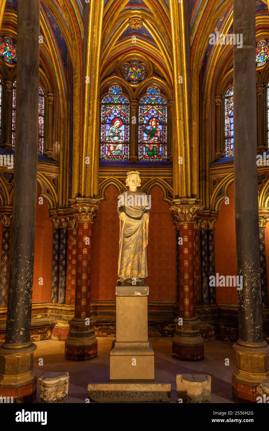 statue of king louis ix in sainte-chapelle of paris Stock Photo - Alamy