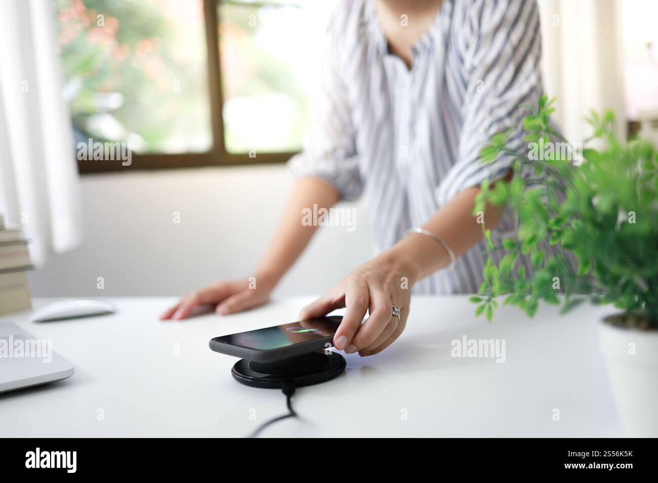 Charging mobile phone battery with wireless charging device in the ...