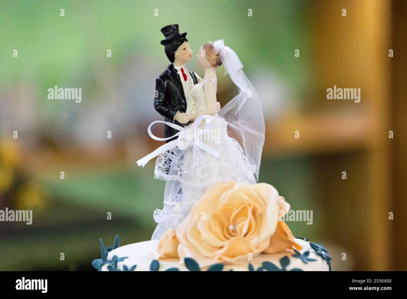 cake toppers wedding, bride and groom retro Stock Photo - Alamy