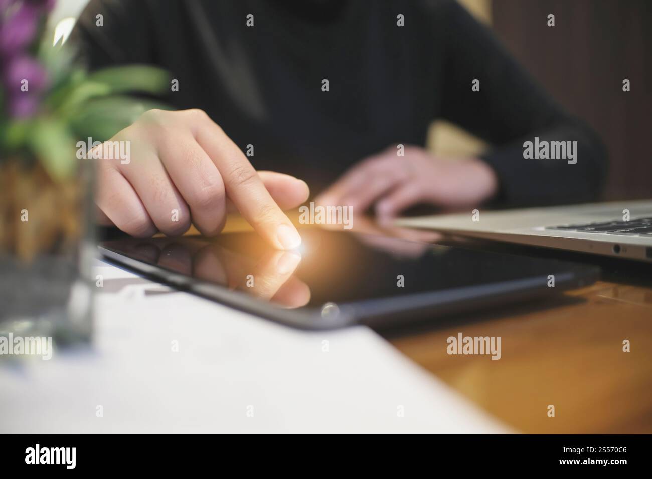 Mobile digital marketing hand hi-res stock photography and images - Alamy
