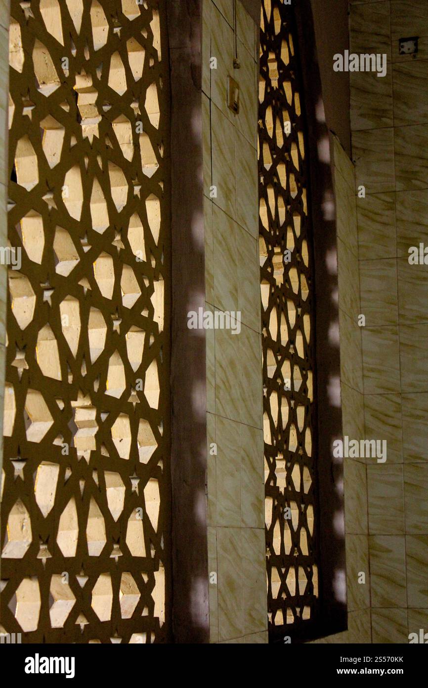 Islamic mosque window pattern ornament Stock Photo - Alamy