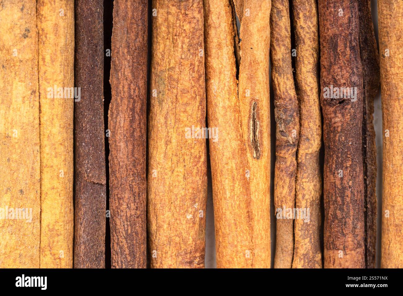 food background - several sticks of cassia cinnamon Stock Photo - Alamy