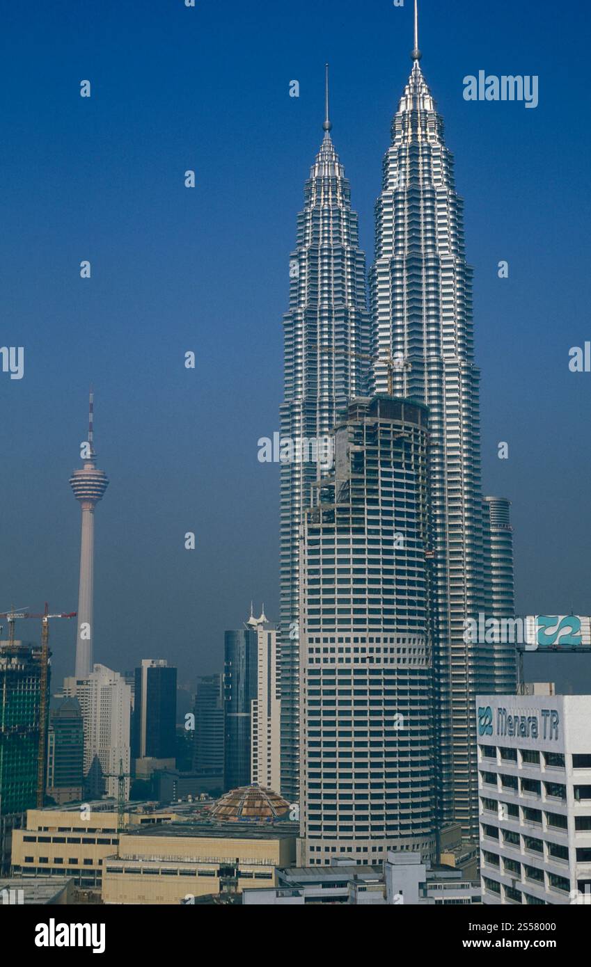 the architecture of the Petronas Twin Towers in the city of Kuala ...