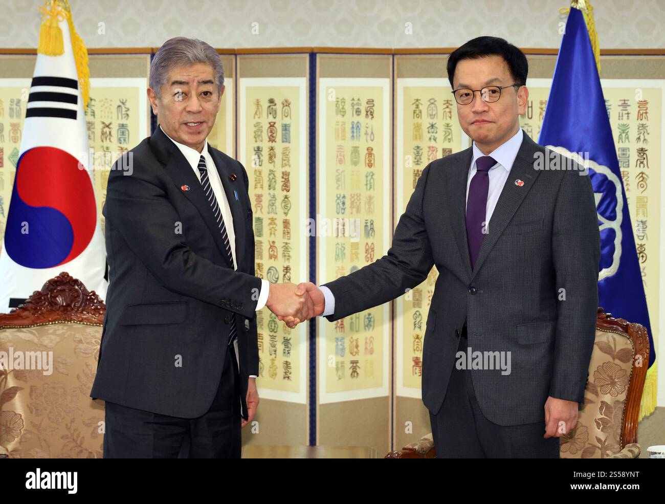 Acting president meets Japanese FM Acting President Choi Sang-mok (R), who concurrently serves ...