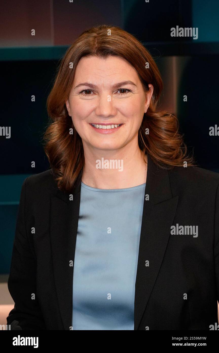 Tanja Schweiger in der ARD-Talkshow hart aber fair im Studio Adlershof ...