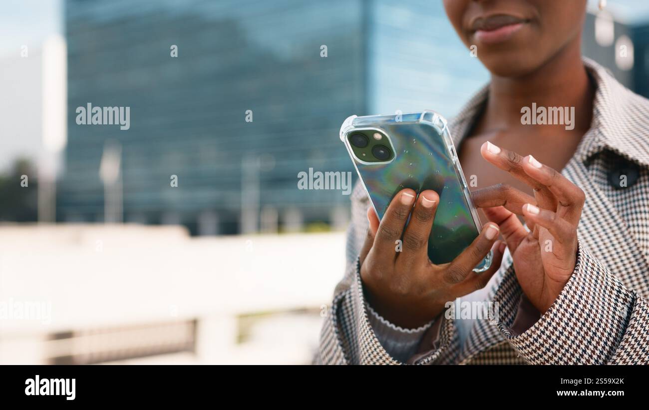 Modern woman using smartphone hi-res stock photography and images - Alamy