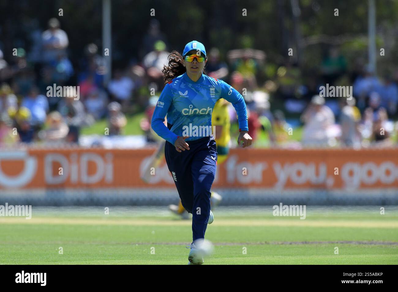 MELBOURNE AUSTRALIA. 14th Jan 2025. Pictured: Maia Bouchier of England running to retrieve the ...