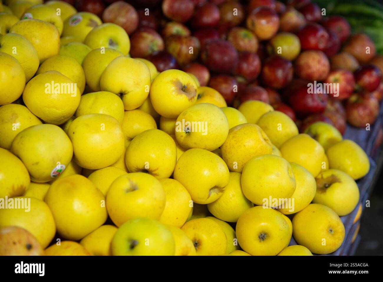 Fresh apple stall at the Abastos market in Oaxaca, Mexico Stock Photo ...