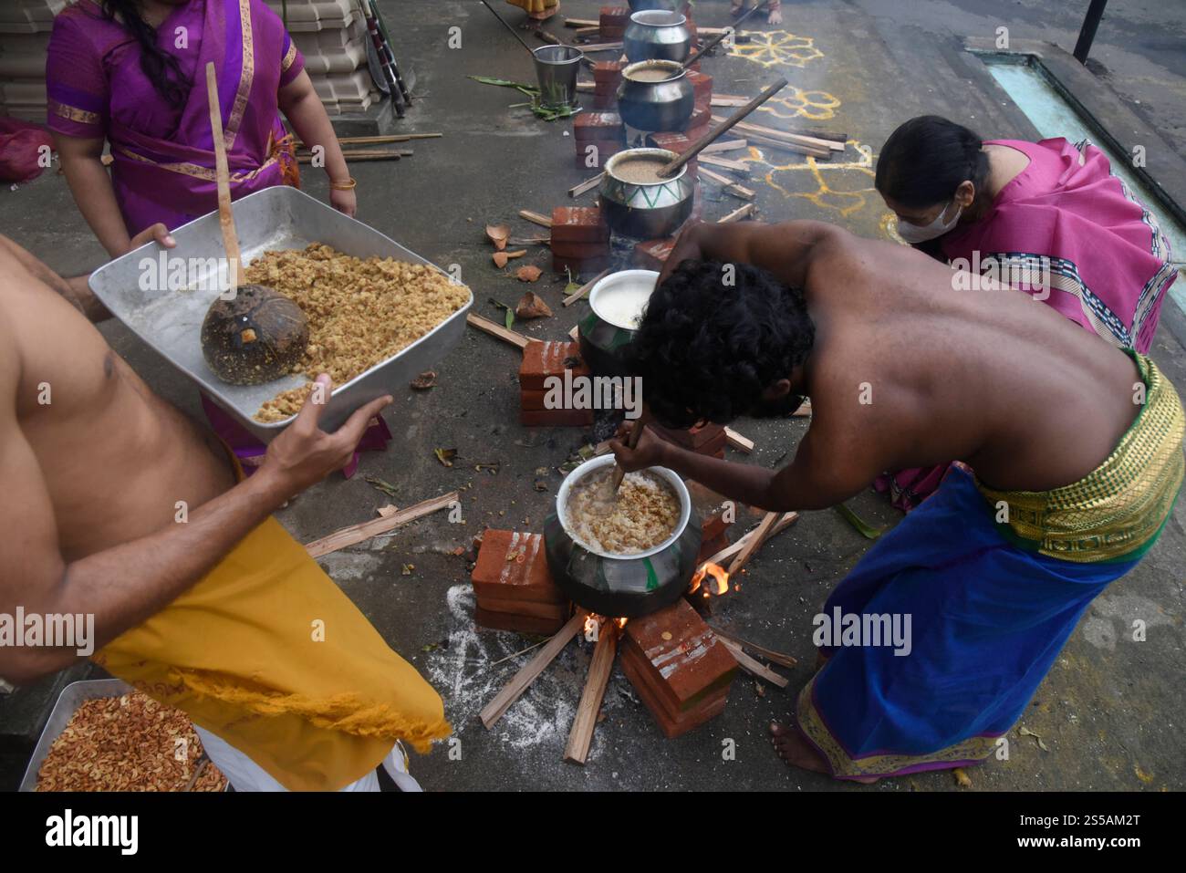 Tai Pongal Festival in Kandy, Sri Lanka Devotees preparing Pongal ...