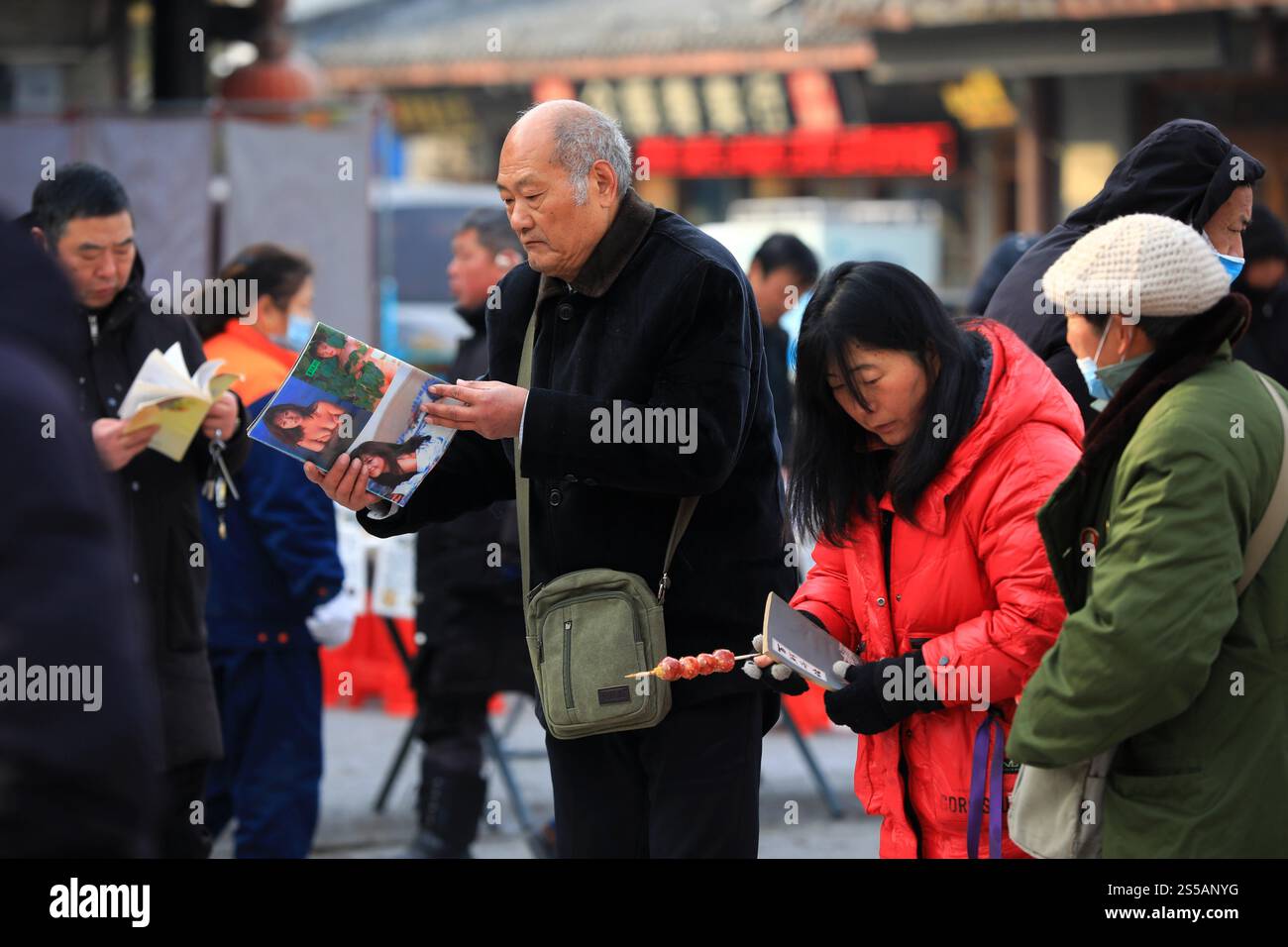People select and read books at a second-hand book market in Huai'an ...