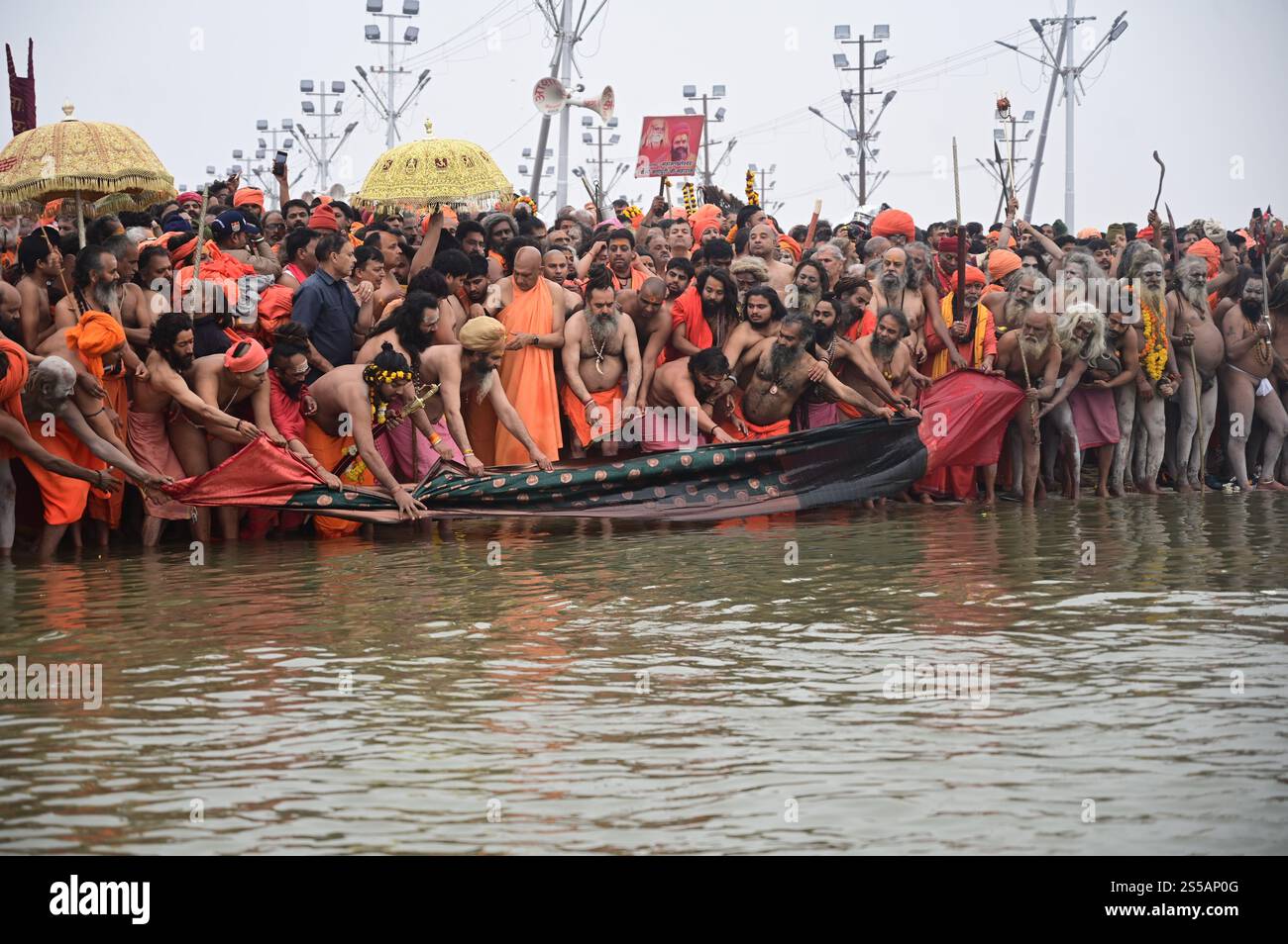 Prayagraj, Uttar Pradesh, India. 14th Jan, 2025. Prayagraj: Juna ...