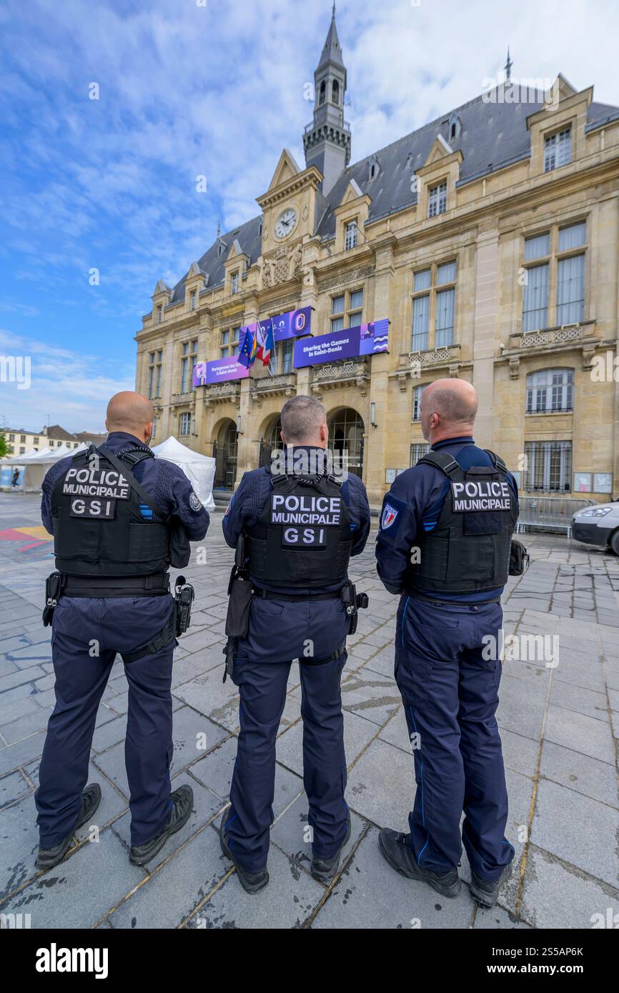 Saint-Denis (Paris area): officers of the municipal police from the GSI ...