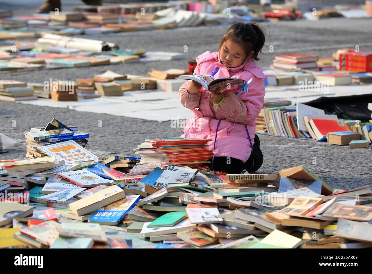People select and read books at a second-hand book market in Huai'an ...