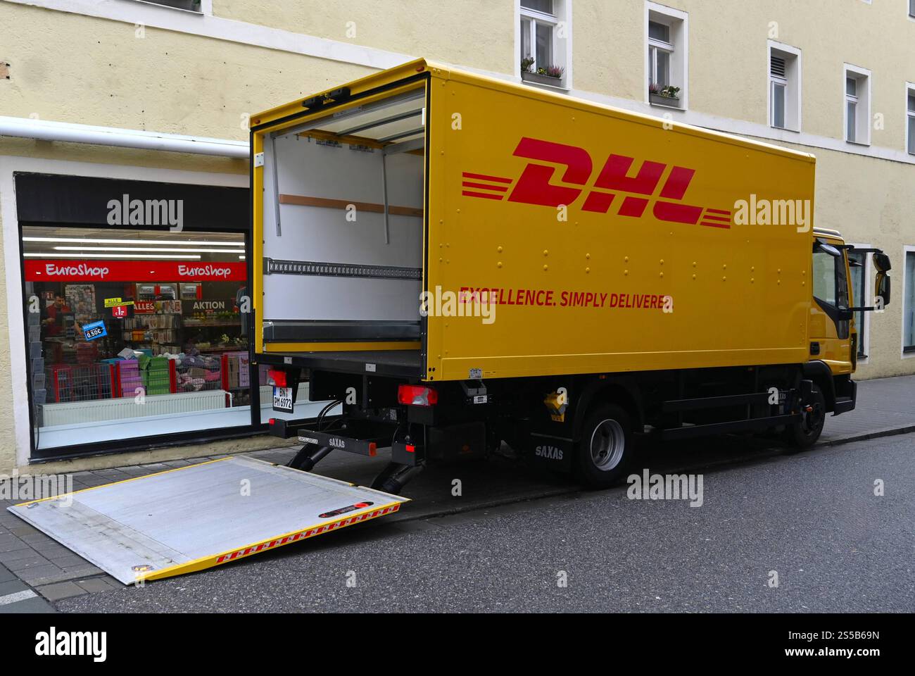 DHL Deutsche Post, Paket-Zustellung mittels Iveco-LKW mit Ladebordwand ...