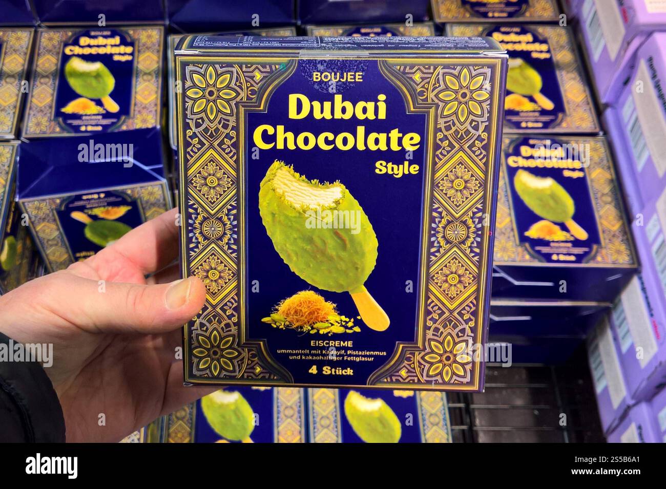 Boujee - Dubai Chocolate Style, Eis am Stil bzw Eiscreme im Supermarkt ...