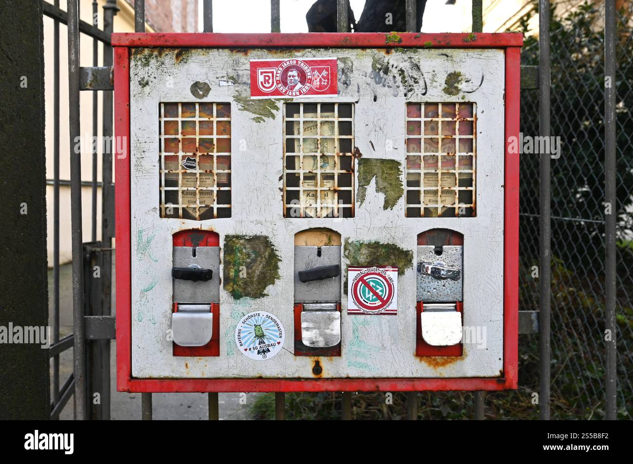 Retro Warenautomat, Kaugummi-Automat mit Münzeinwurf. Bubblegum ...