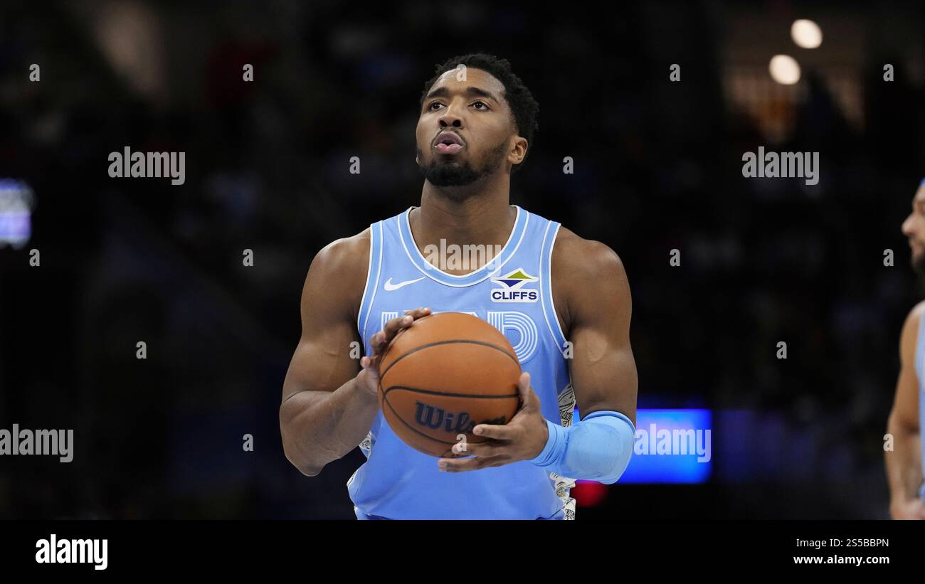 Cleveland Cavaliers guard Donovan Mitchell (45) in the first half of an ...