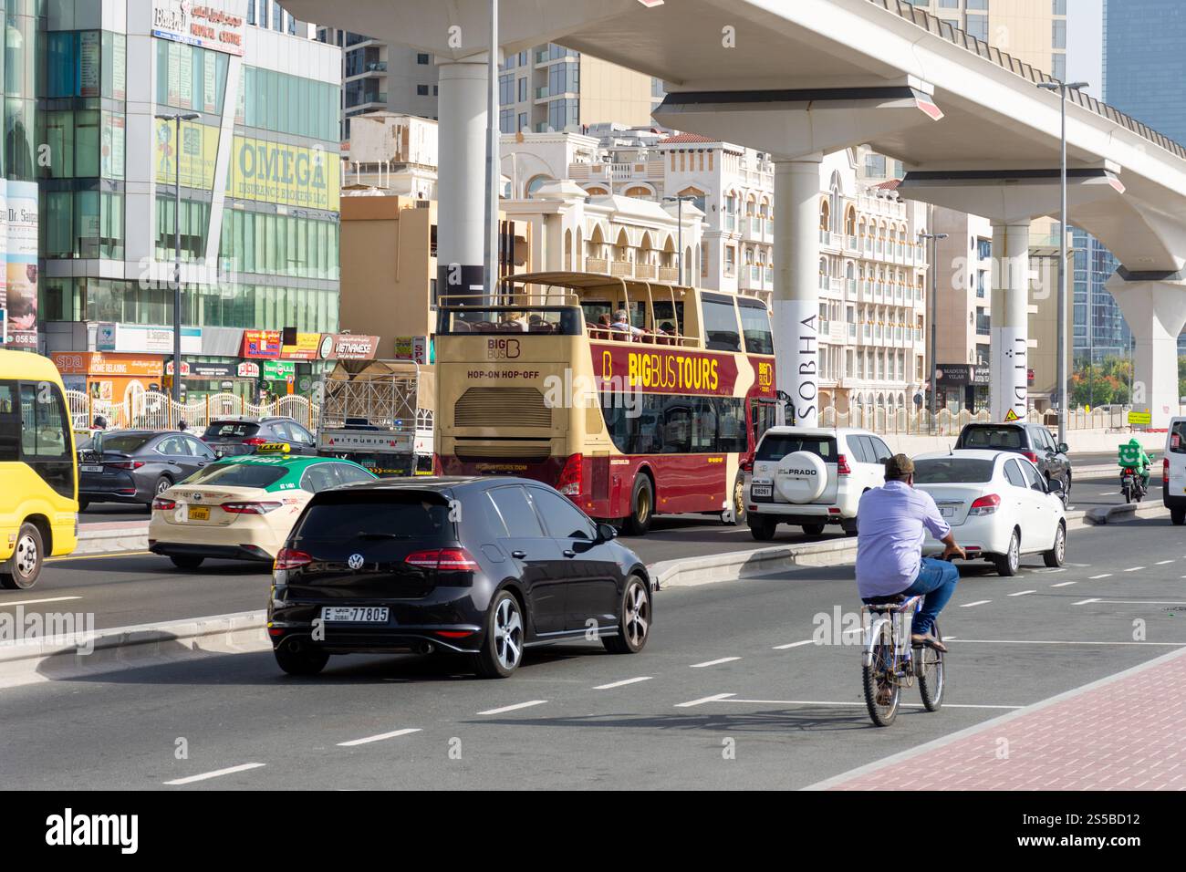 A busy urban street scene in Dubai City, United Arab Emirates Stock ...