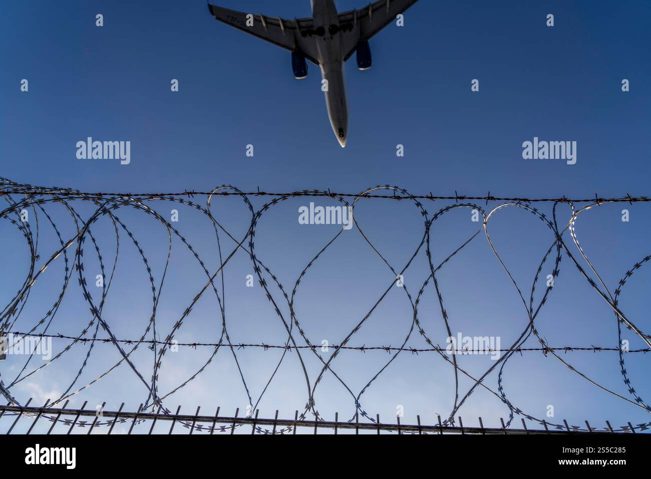 Symbolic image of security at the airport, outer fence at Düsseldorf ...