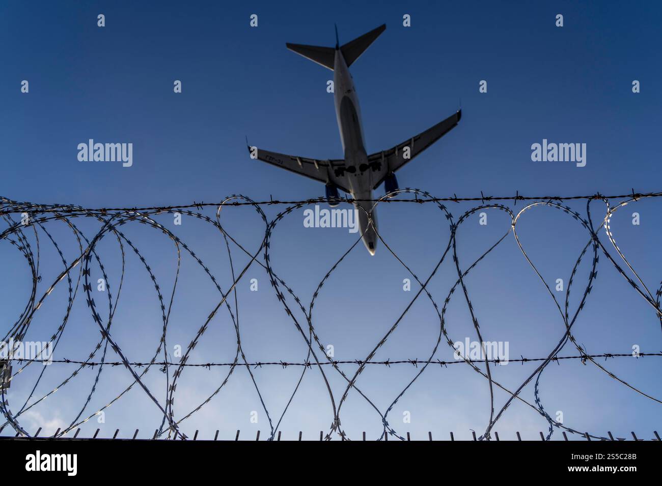 Symbolic image of security at the airport, outer fence at Düsseldorf ...