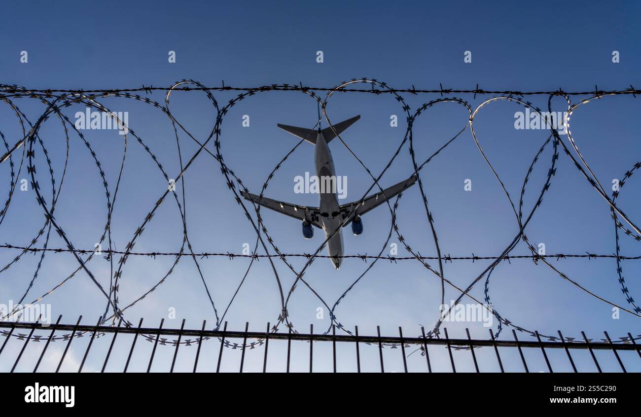 Symbolic image of security at the airport, outer fence at Düsseldorf ...