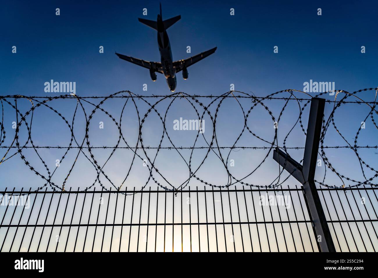 Symbolic image of security at the airport, outer fence at Düsseldorf ...
